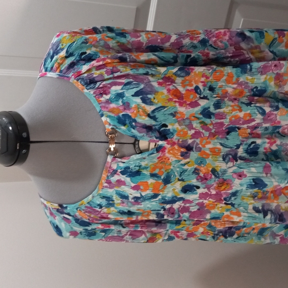 Spence Woman | Tops | Spense Woman Pleated Floral Wfaux Gold Clasp ...